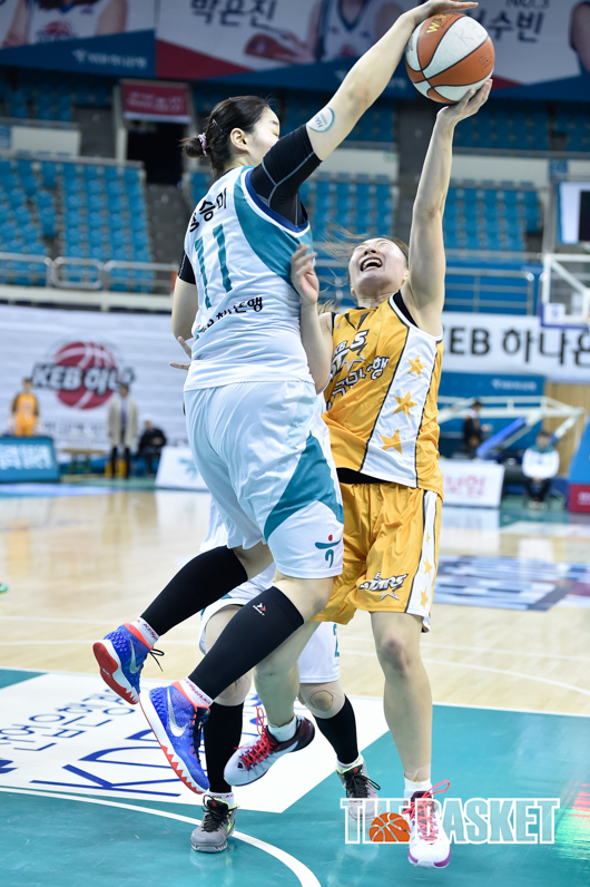 [WKBL] 황승미 "골밑 슛은 안되지~"