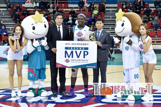 [WKBL] 1라운드 MVP 첼시 리 시상식