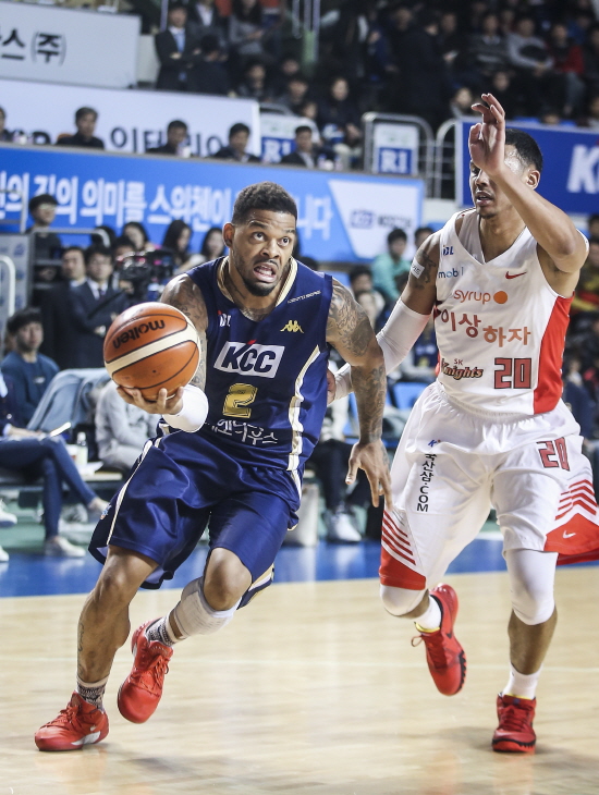 ‘에밋 36점’ KCC, SK에 역전승 거둬