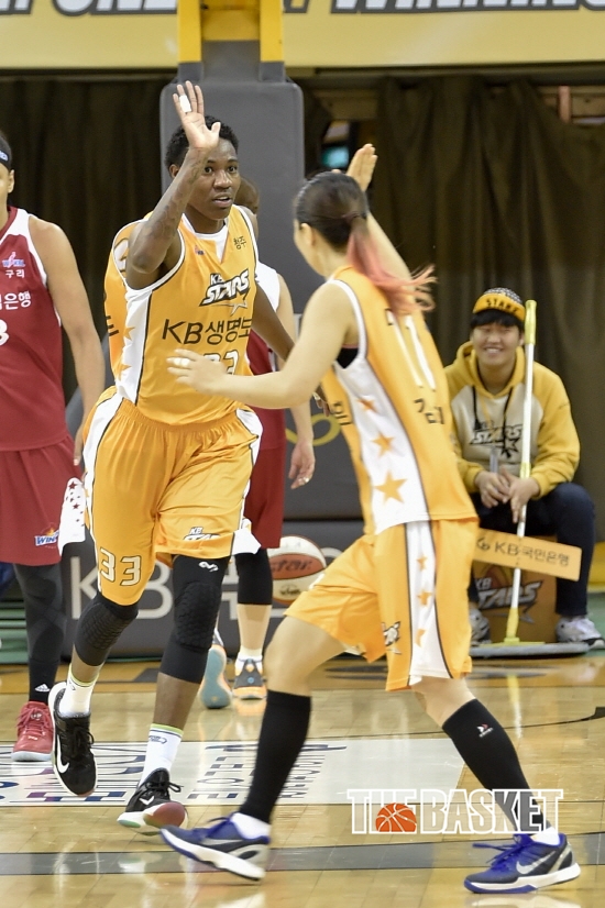 ‘26점 하워드', KB스타즈, KDB생명 꺾고 연패탈출