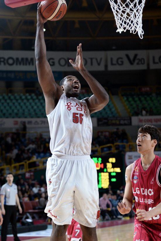 ‘사이먼 31점’ KGC, LG 꺾으며 3연패 탈출