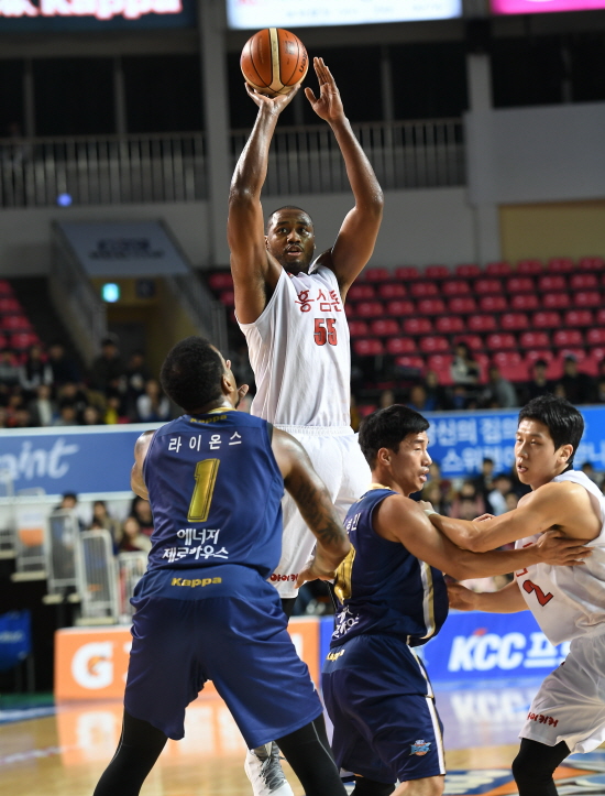 ‘진땀승’ KGC, KCC 꺾고 2연승