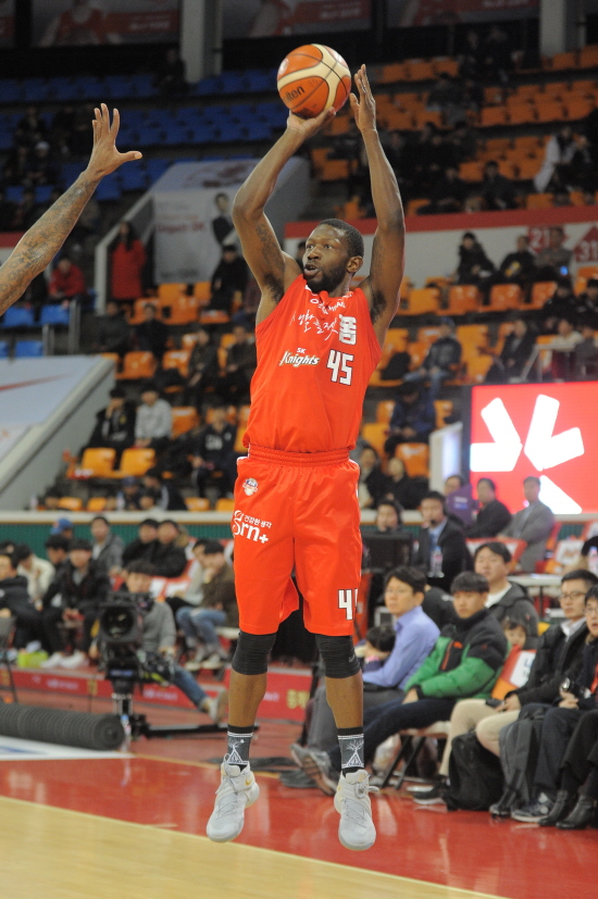 '연패 탈출' SK, KCC 물리치며 시즌 7승째 수확