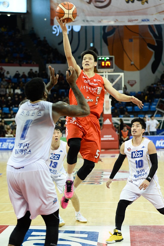 '김선형-화이트 활약' SK, KCC 잡고 4연패 탈출