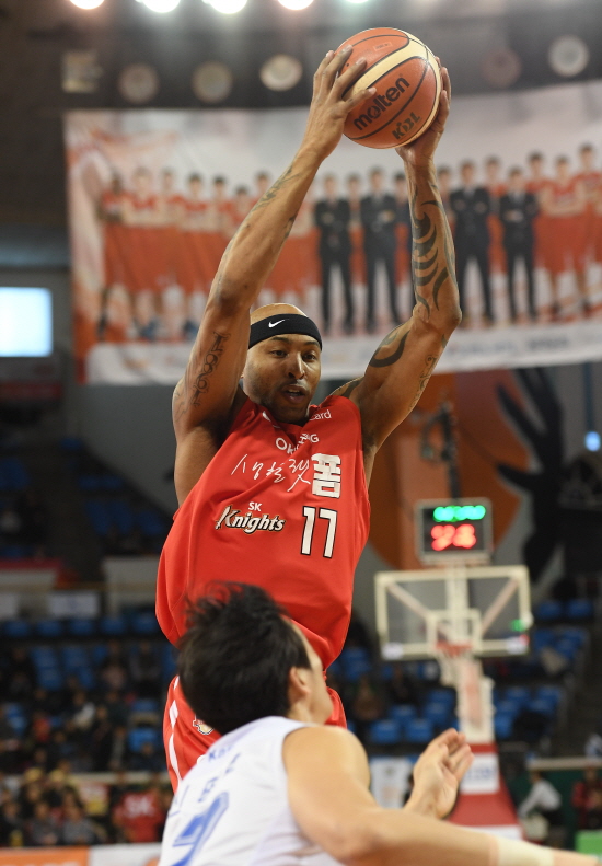 '싱글톤 16점 9리바운드' SK, KCC 꺾고 2연승