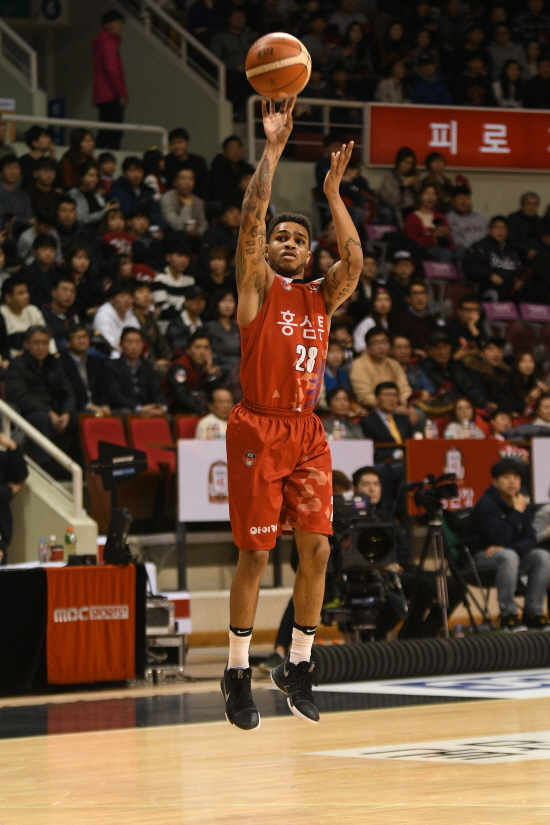 ‘사익스 29점’ KGC, LG 제압하고 3연승 질주