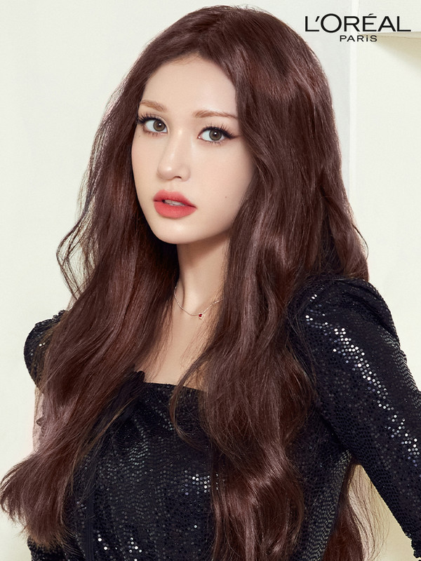 Jeon Somi's doll-like appearance, elegant and lovely attraction!(Pictorial)