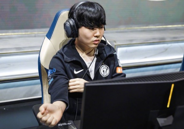 [LPL Preport] 전패팀 V5, 무거운 루키의 어깨