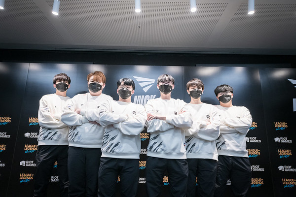 [WCK] '절치부심 '롤스터 Y, 4전 전승으로 단독 1위