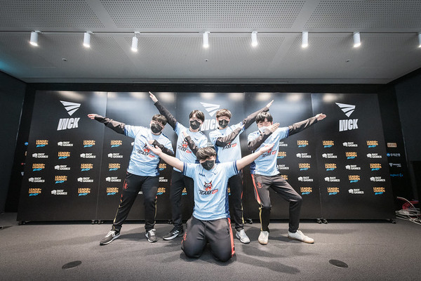 [WCK] '절치부심 '롤스터 Y, 4전 전승으로 단독 1위