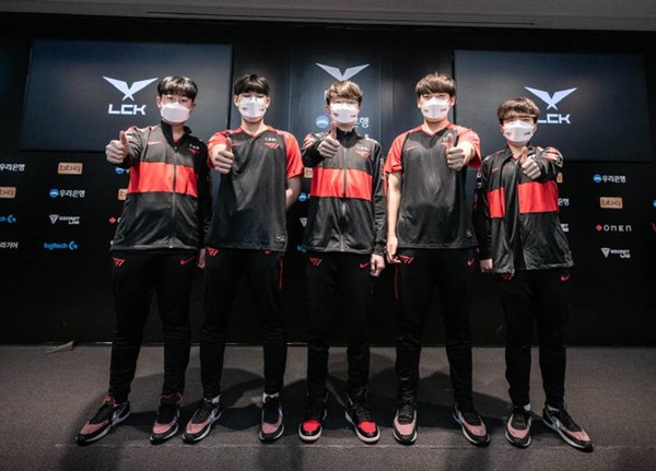 [LCK] '2015 SKT' 넘은 T1, 팀명 변경 후 정규시즌 첫 1위