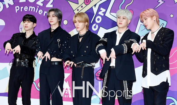 MONSTA X 'Pose for the communication of the MONBEBE'[Photo]