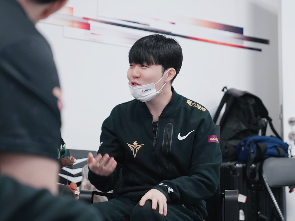 [LPL] '전 라인 열세' 극복한 V5, BLG에 승리