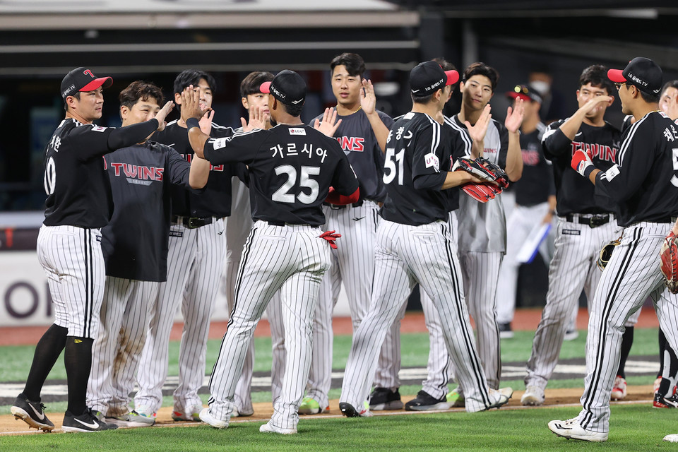 ‘끝난게 아니었네!’ SSG·LG 1위 경쟁…KIA·NC·롯데 5위 경쟁