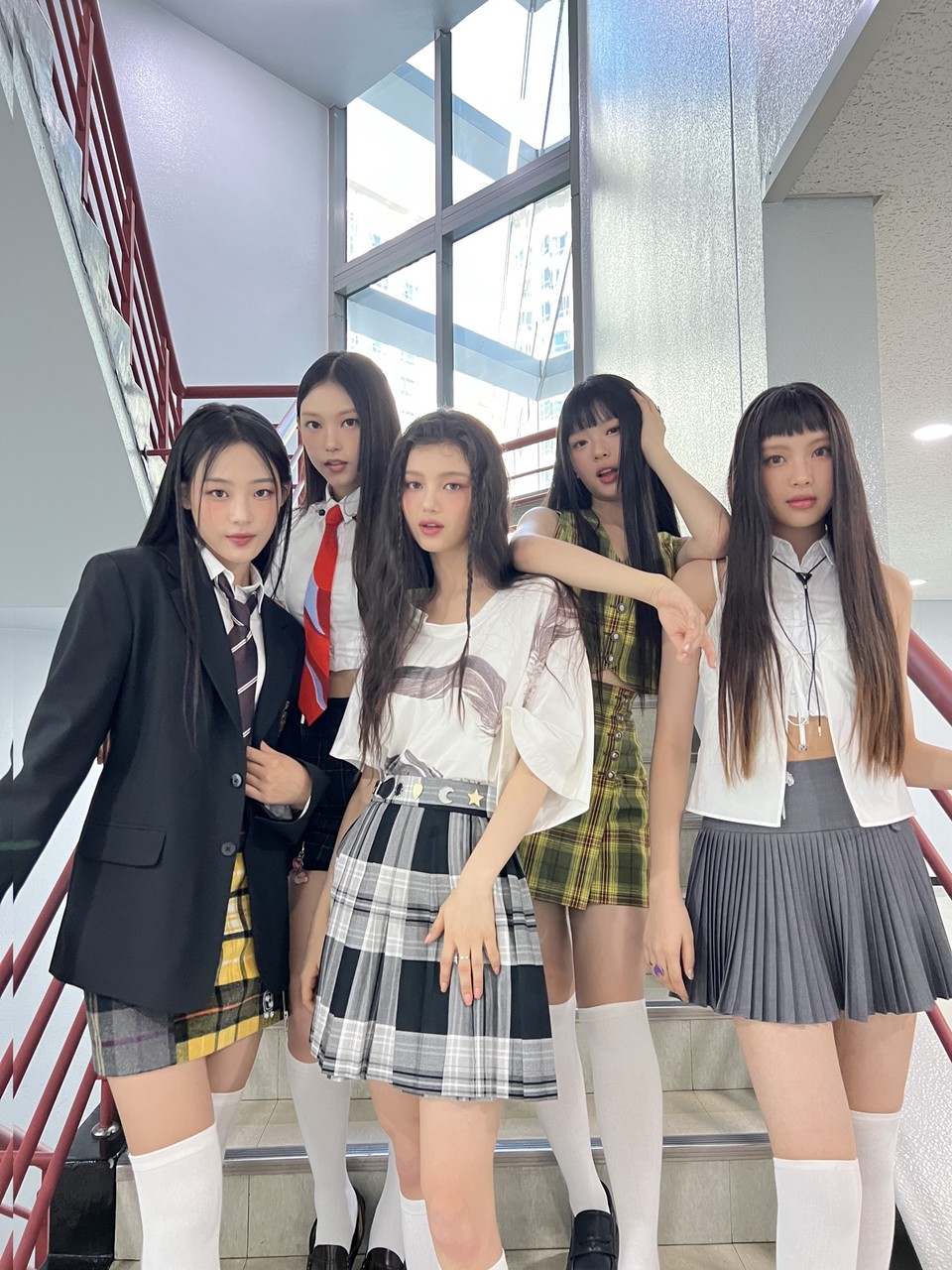 '괴물신인' 뉴진스, 내년 1월 컴백 확정 'OMG'