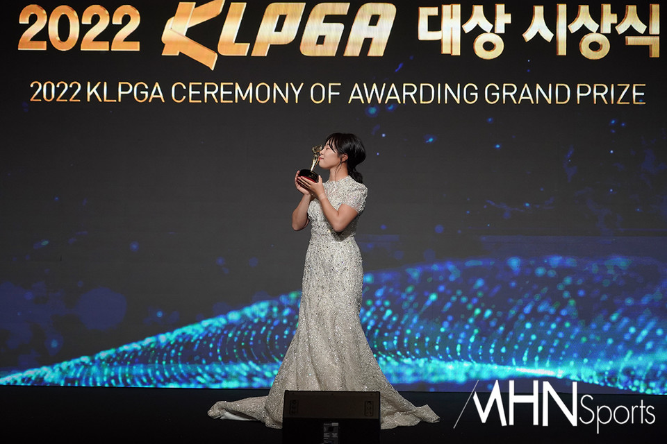 [Ms포토]김수지 'KLPGA 2022 대상 트로피에 짜릿한 키스'