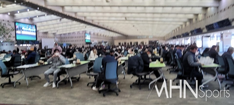 [현장스케치] 독서실 못지않은 '집중'...전용 살림에 텐트까지 출동한 경마장