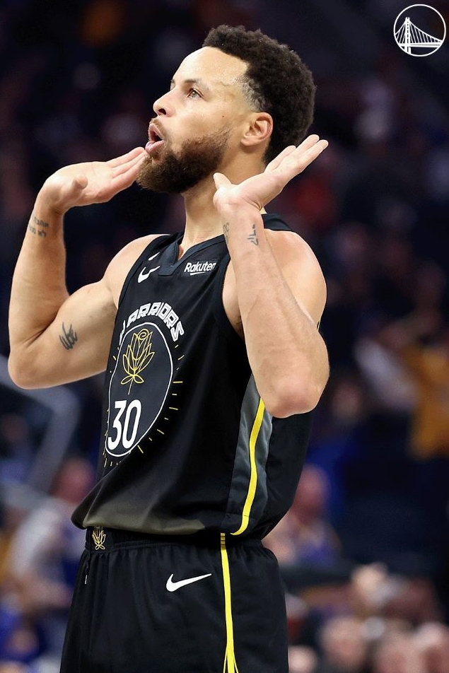 커리도 '두 손' 든 GSW, 3쿼터 29점차 극복 실패... MIL에 '완패'