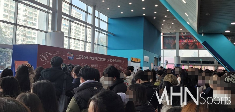 [V-올스타전] "왕복 7시간 달려왔어요!"...'배구 명절' 즐기러 온 팬들, 더 가까워진 '★'들