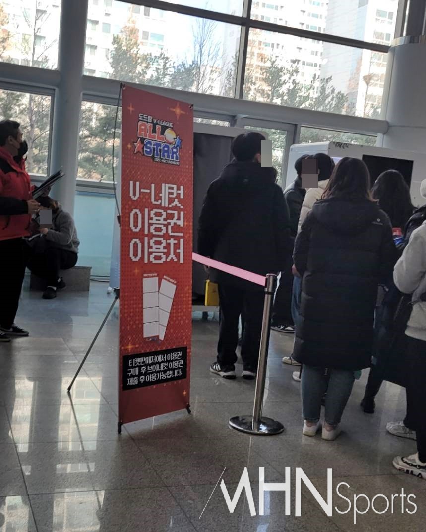 [V-올스타전] "왕복 7시간 달려왔어요!"...'배구 명절' 즐기러 온 팬들, 더 가까워진 '★'들