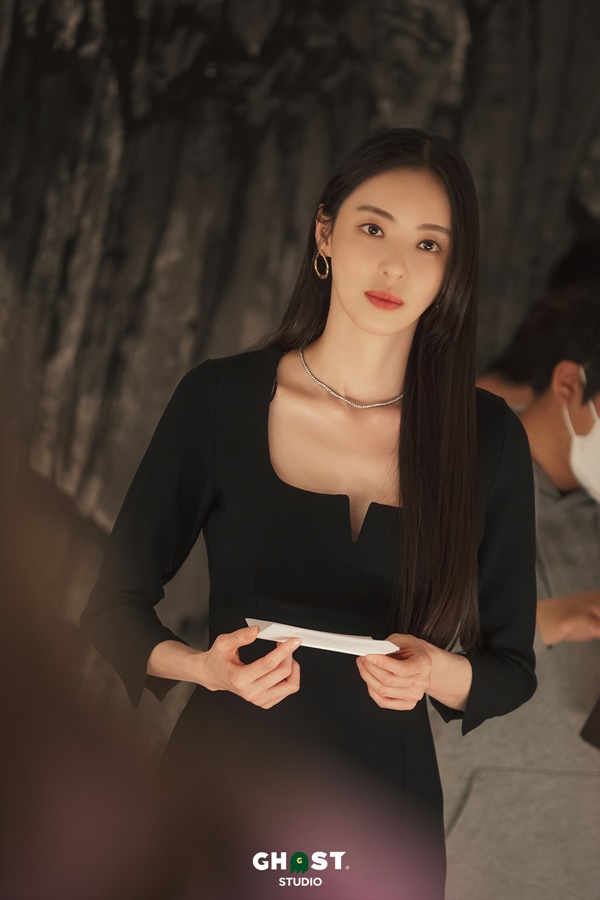 이다희, 미모에 열정까지 가졌어...몰입도 더하는 '아일랜드' 비하인드 컷