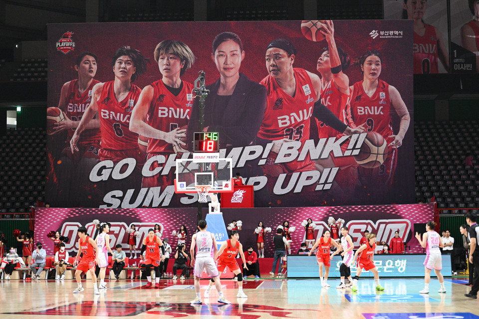 BNK, 15점 차 대역전승...박정은, 여성 감독 첫 PO 승리