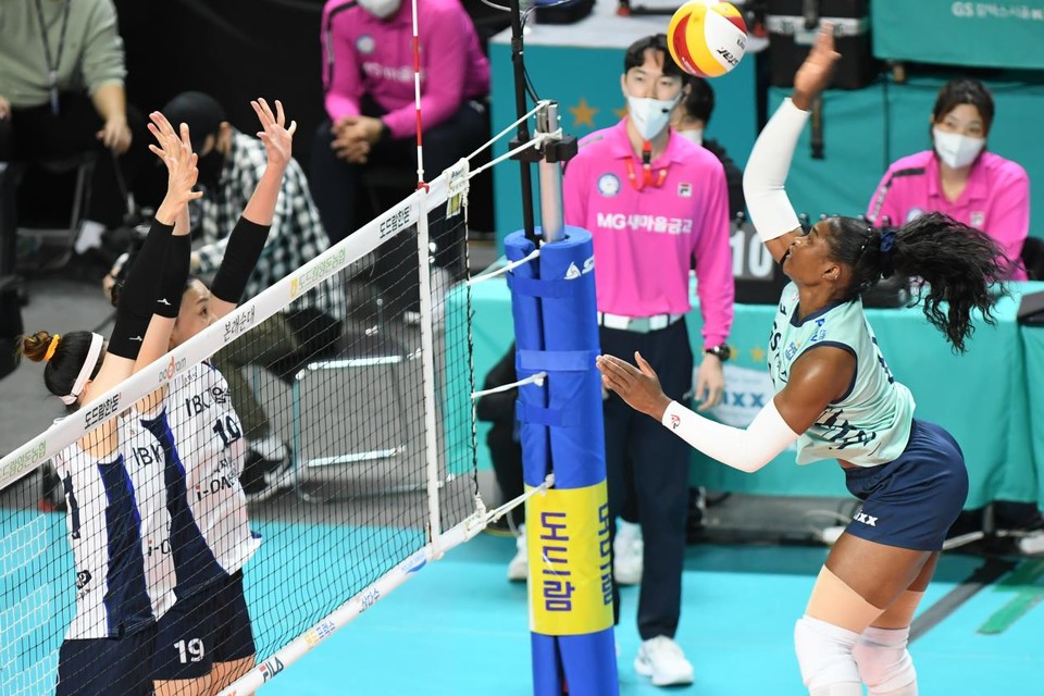 허무한 마침표…GS칼텍스·IBK기업은행 ‘봄 배구’는 신기루였나?