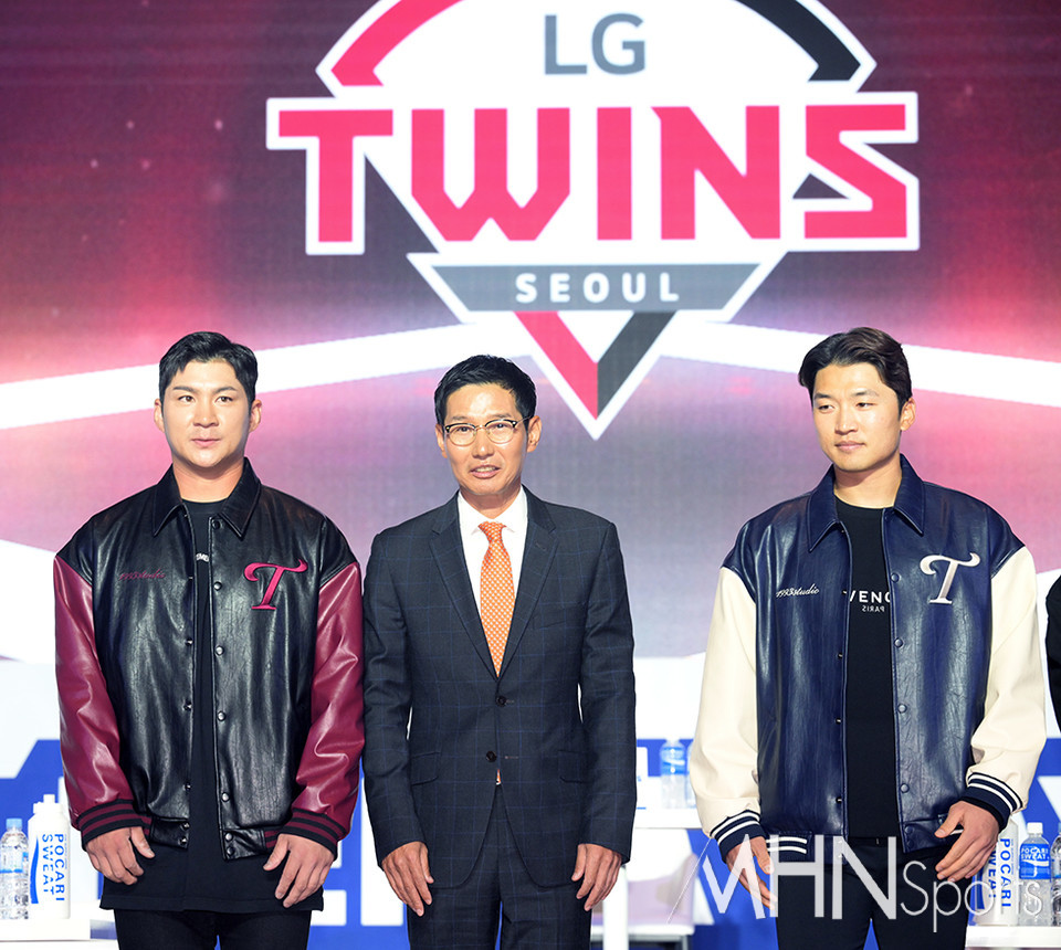 [Ms포토] LG 트윈스 '유광점퍼 자랑하며'