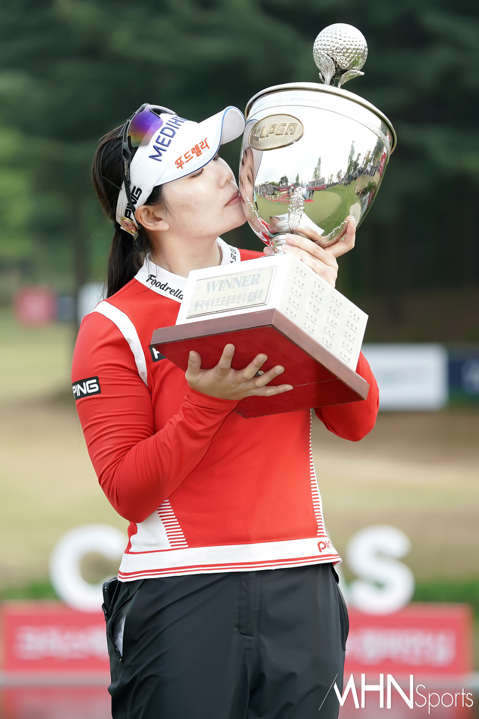 [Ms포토] 작은 거인 이다연 '45번째 KLPGA 우승 순회배에 키스'