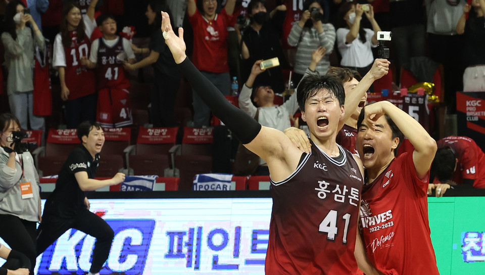 승자도 패자도 울어버린 14년 만의 7차전+연장 승부…인삼공사 ‘트래블’ 신화