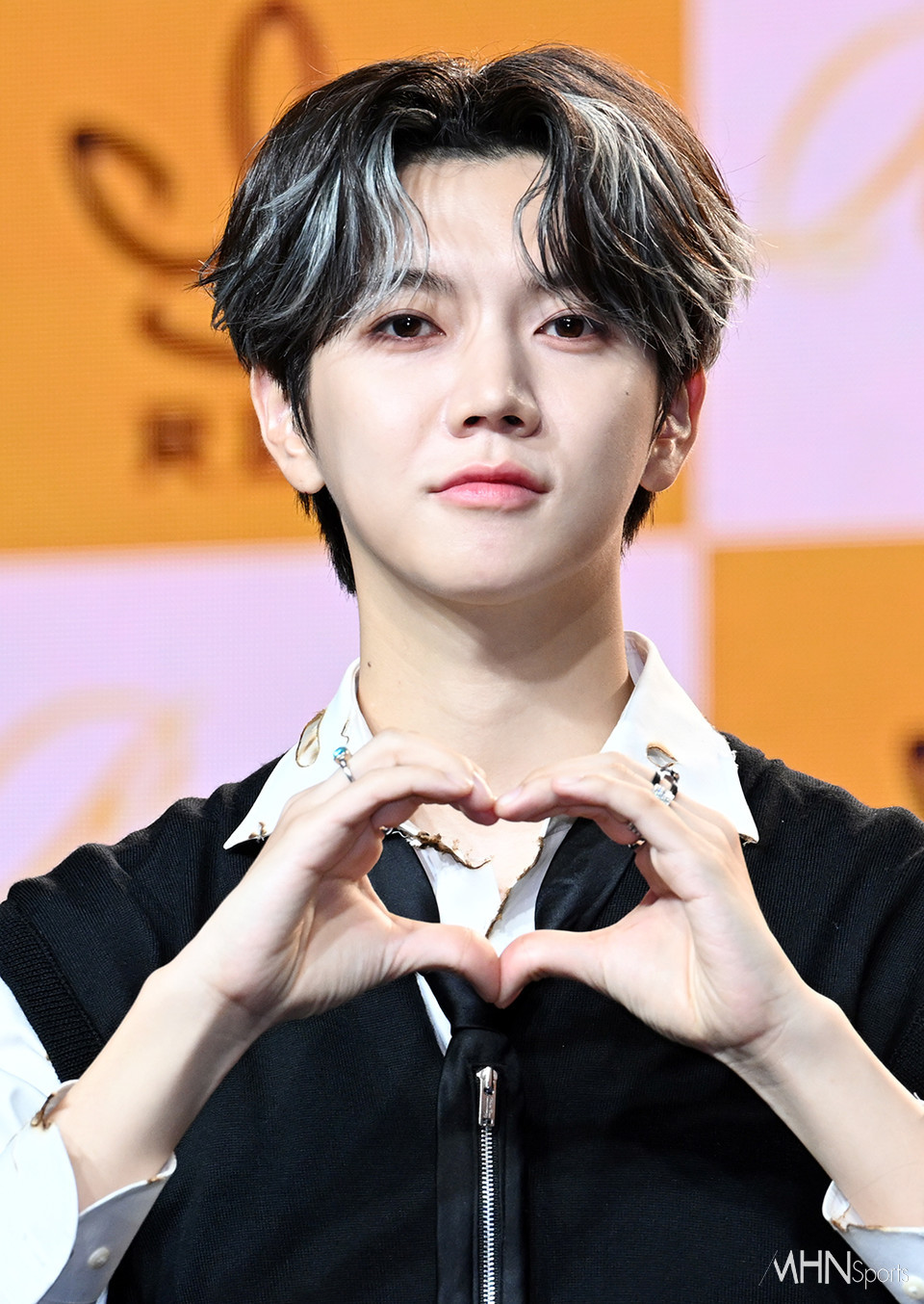 REN Releases a Solo Album "Ren'dezvous" in 11 Years to Debut