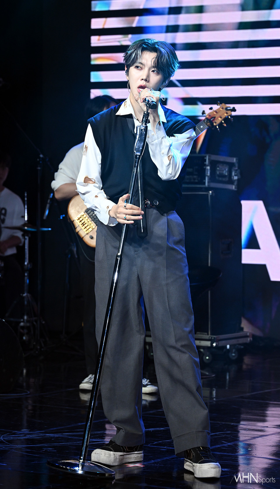 REN Releases a Solo Album "Ren'dezvous" in 11 Years to Debut