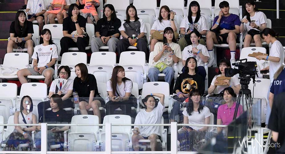 [Ms포토] VNL 한국 경기 보러 온 IBK기업은행-현대건설 선수들