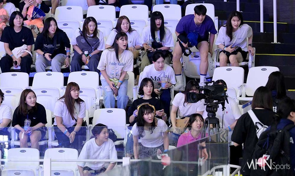 [Ms포토] 김연경에게 인사하는 현대건설-IBK기업은행 선수들