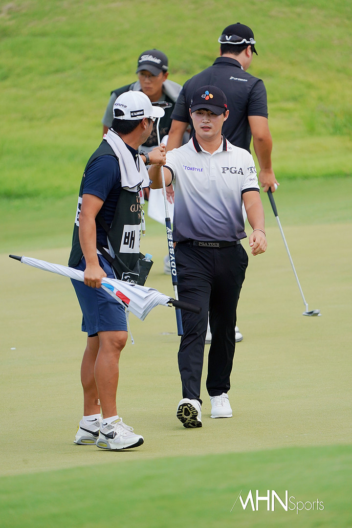 [Ms포토] 배용준 '눈부신 이글 잡고~'