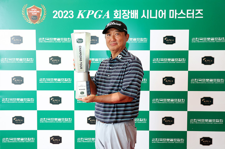 '베테랑' 모중경, KPGA 회장배 시니어 마스터즈 우승..시즌 3승 달성
