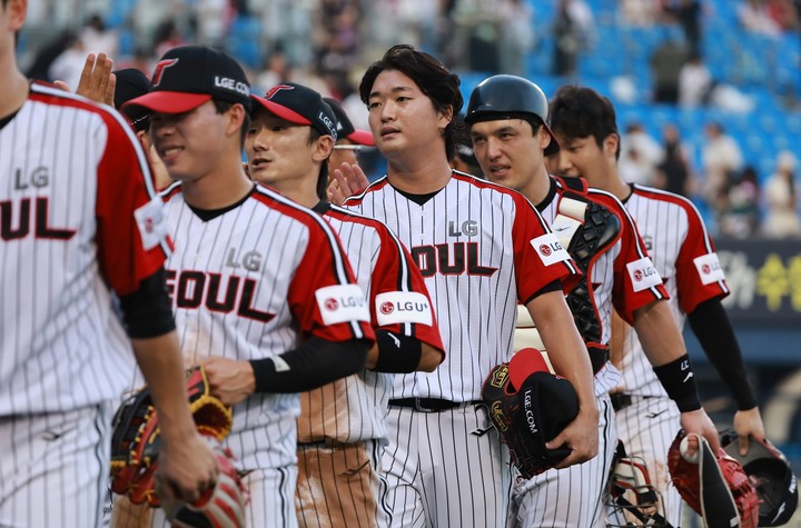 ‘하늘도 돕는다!’ LG, 갑작스러운 비 덕분에 4연승…5연패 SSG 6위 추락