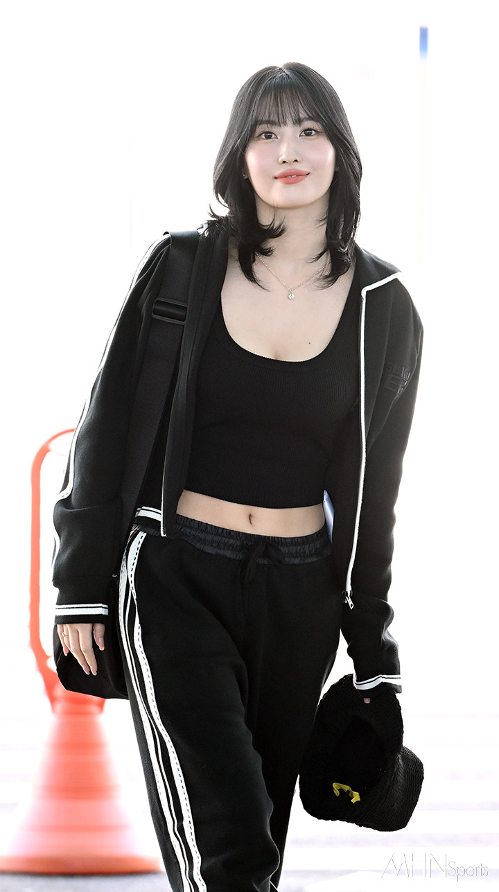 TWICE, MOMO & SANA 'comfortable vs Autumn' airport fashion with different vibes