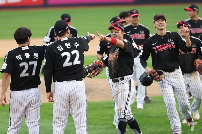 '응답했다! 1994' KT와 NC 나란히 패배, LG 마침내 정규시즌 우승 확정 'KS 직행'