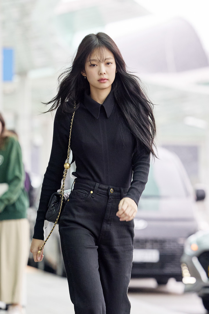 Blackpink's JENNIE Brings The Autumn Vibe With Her to Paris