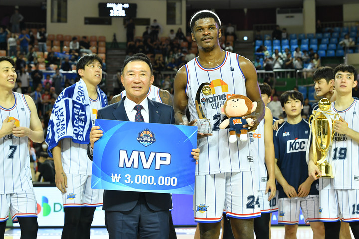 '20점차도 문제 없어' KCC, 현대모비스 꺾고 KBL 컵대회 첫 우승...MVP 존슨