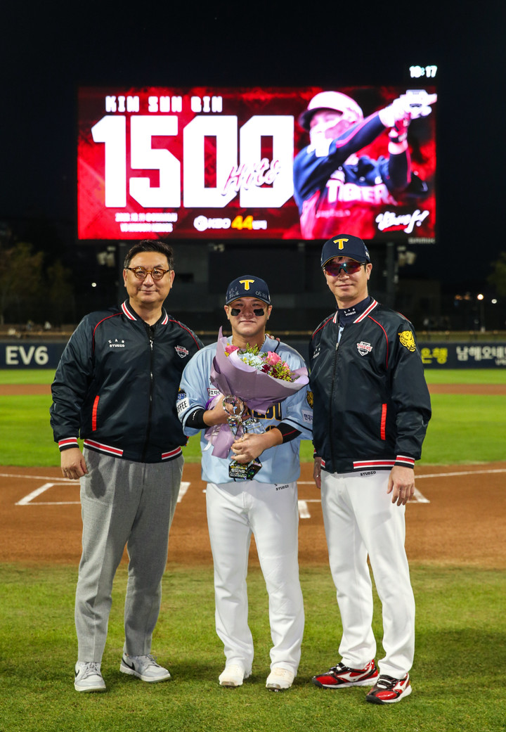 '무등산 메시' KIA 김선빈 1,500G 출장+1,500안타 기록 시상