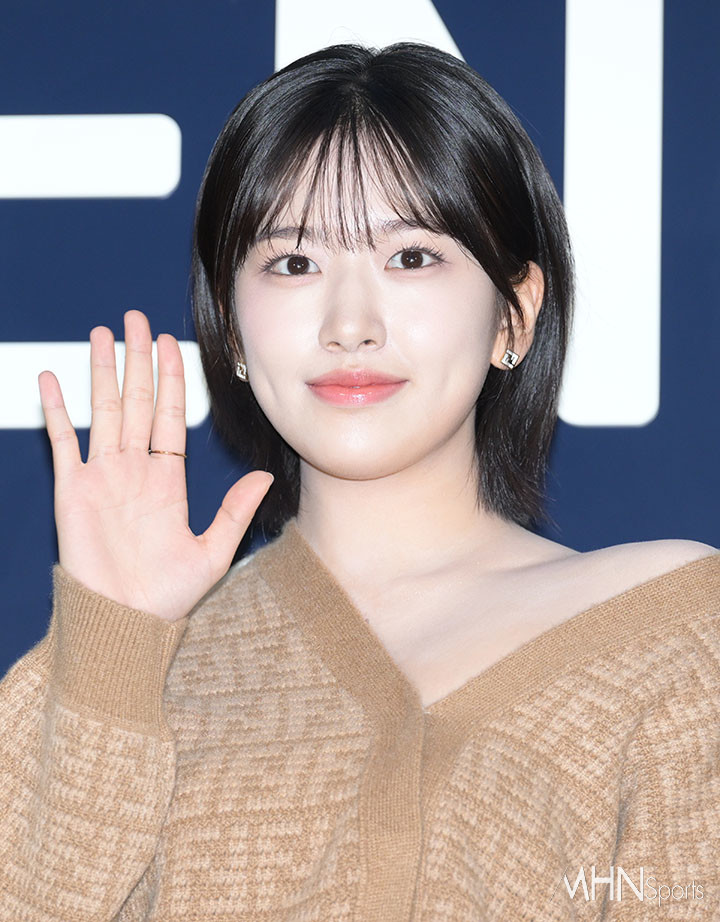 IVE's AHN YUJIN, "Beauty For This Season." Lovely Autumn YUJIN