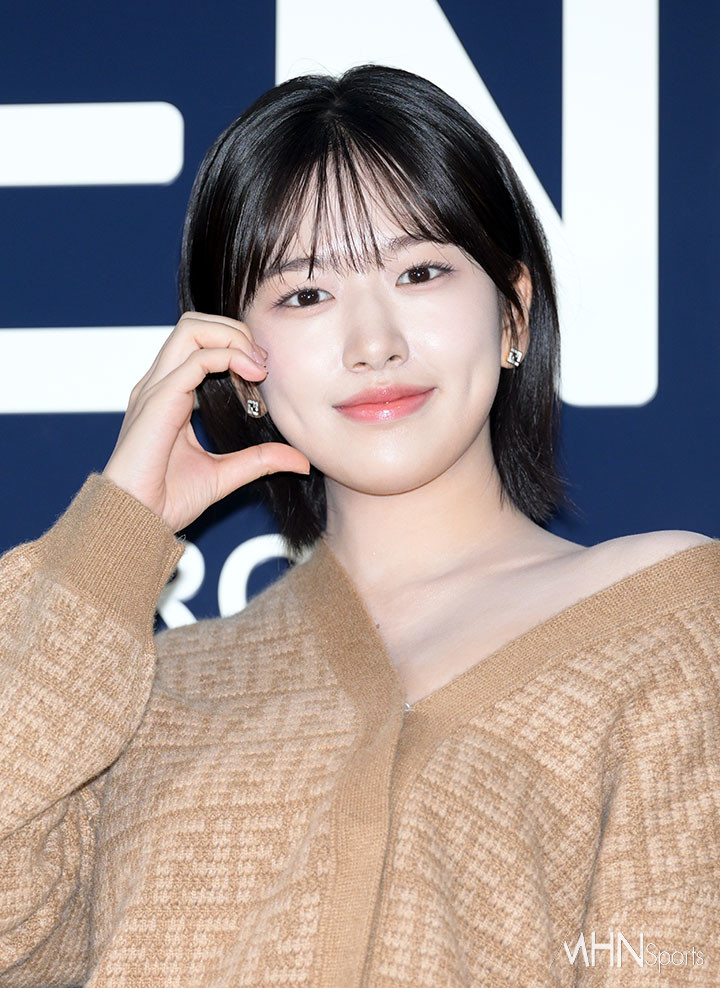 IVE's AHN YUJIN, "Beauty For This Season." Lovely Autumn YUJIN