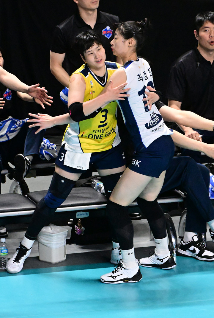 1세트 3점→ 35점 폭주한 실바! GS칼텍스, 기업은행 흔들며 3-1 역전승