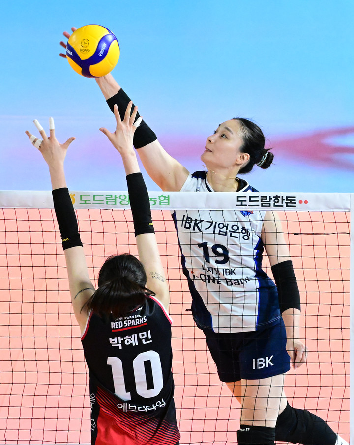 '5시즌만에 12연패' KB손보, 최다 연패 타이...'표승주 21점' IBK 대역전승 (종합)