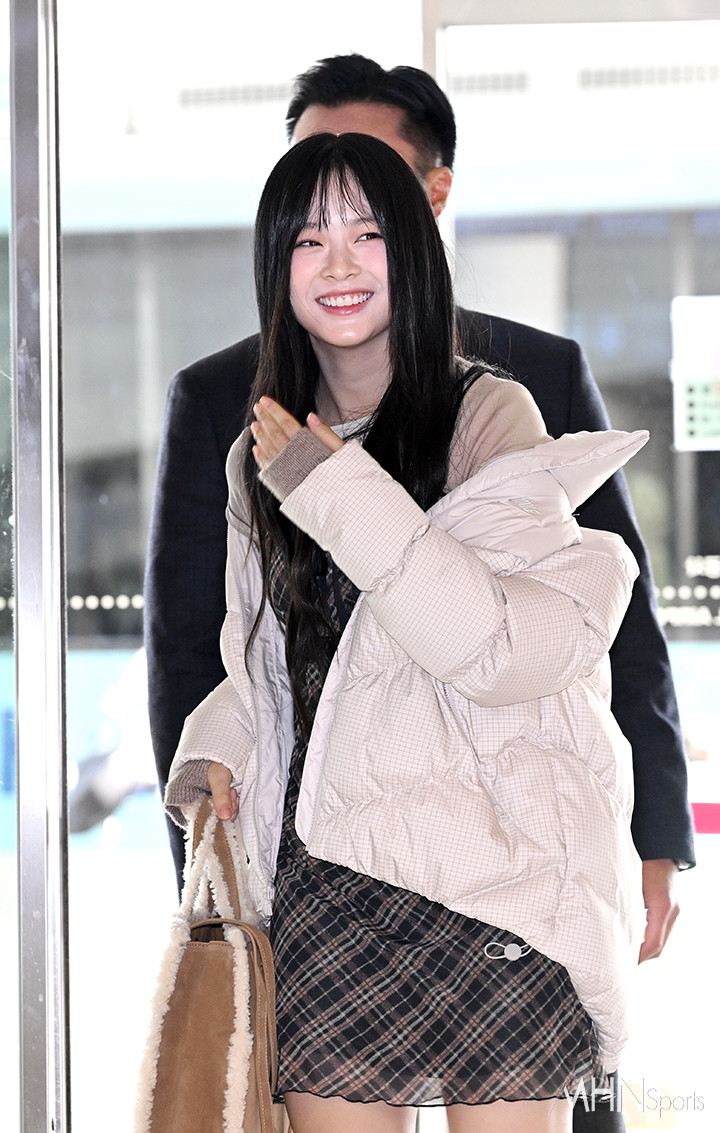 NewJeans HANNI & DANIELLE Look So LOVELY!, 'Winter Fairies' [Ms Album]