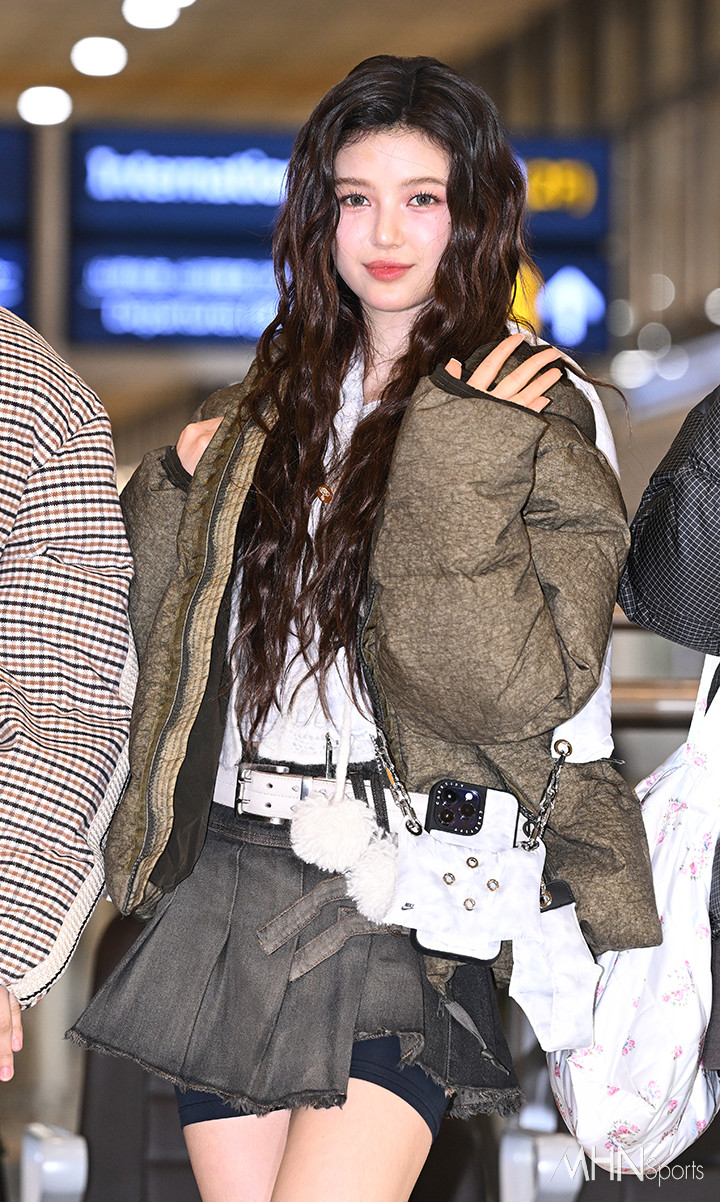 NewJeans HANNI & DANIELLE Look So LOVELY!, 'Winter Fairies' [Ms Album]