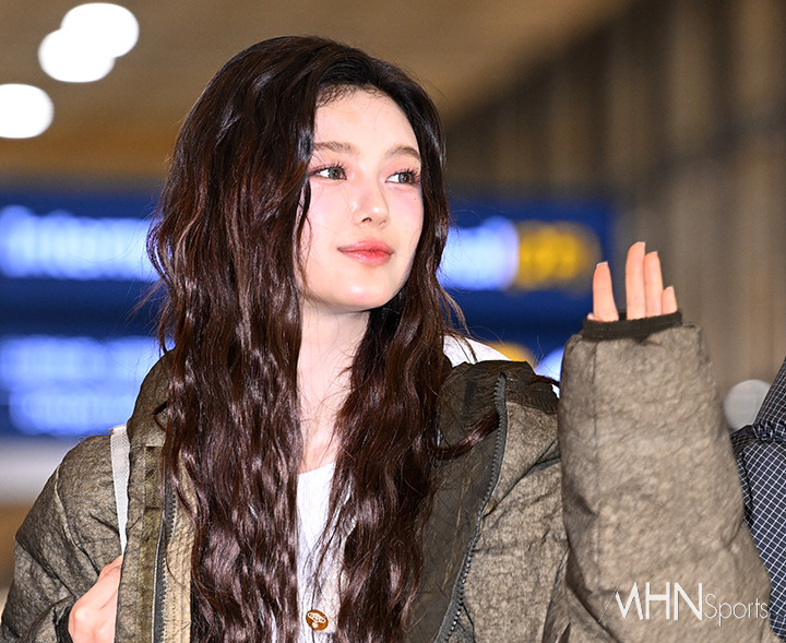 NewJeans HANNI & DANIELLE Look So LOVELY!, 'Winter Fairies' [Ms Album]