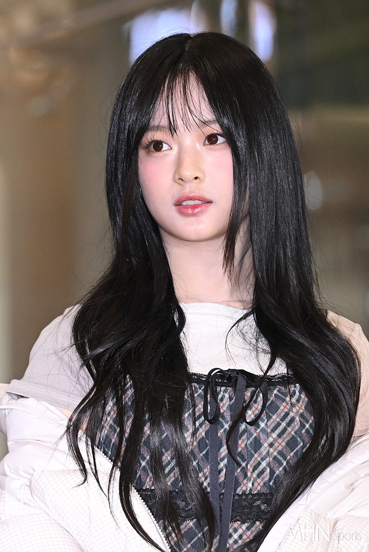 NewJeans HANNI & DANIELLE Look So LOVELY!, 'Winter Fairies' [Ms Album]